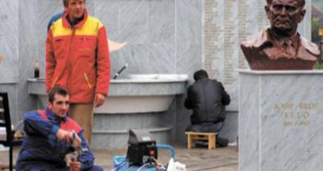 Porodice traže da se sruši Titova bista pored spomen-obilježja šehidima ...